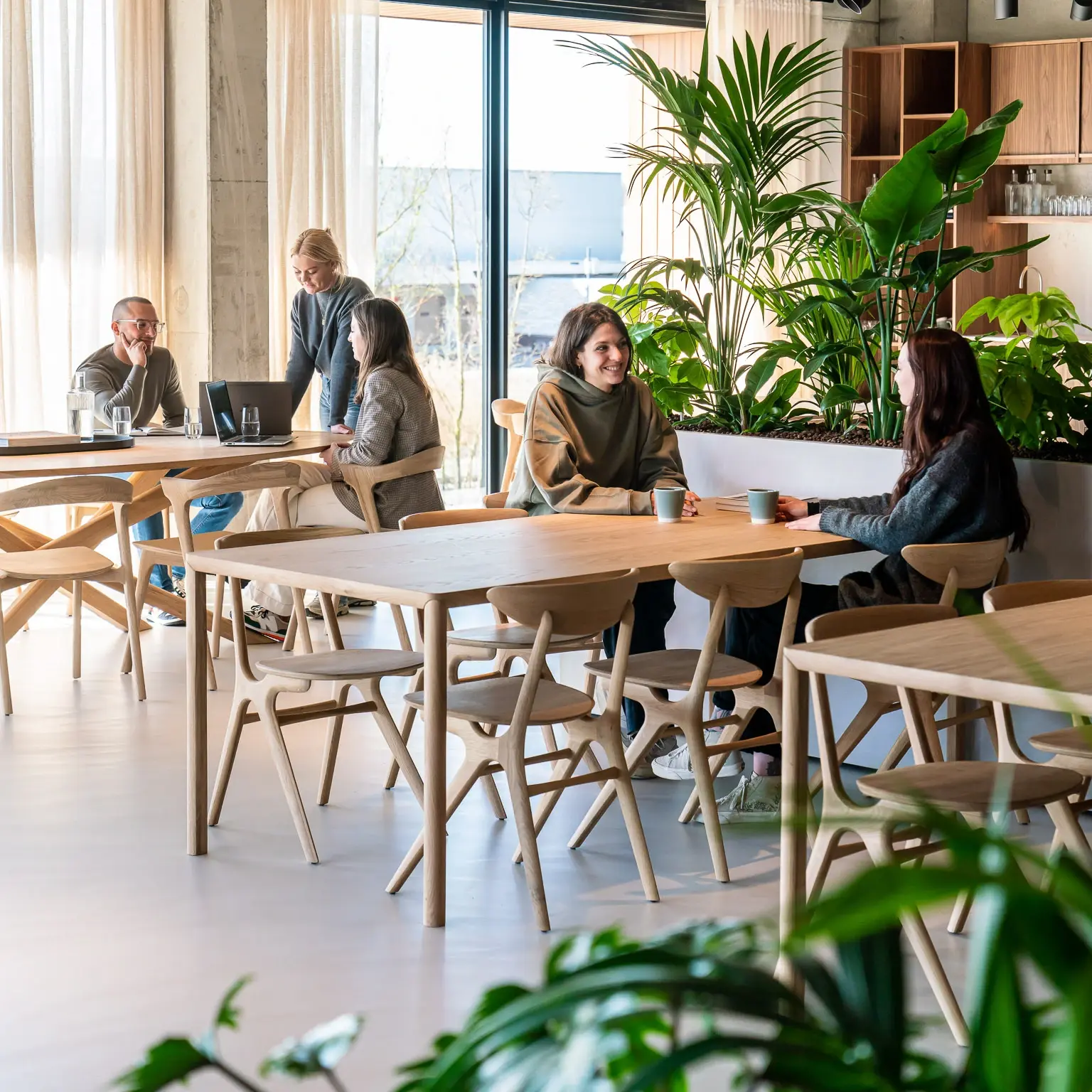 Air dining table - 140cm | Re-loved